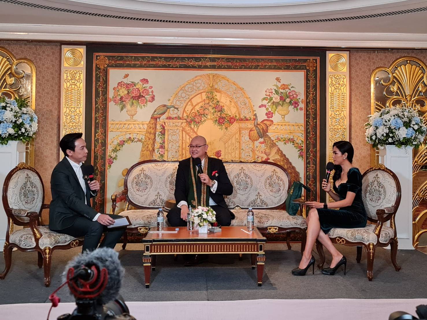 อาจารย์ มงกุฎ สิงหนันท์ โหรดวงขุมทรัพย์ จัดงาน Future Guide 2023 งานที่ ...