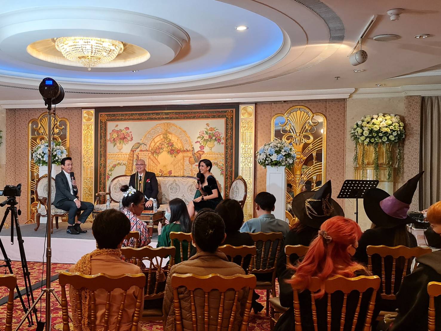 อาจารย์ มงกุฎ สิงหนันท์ โหรดวงขุมทรัพย์ จัดงาน Future Guide 2023 งานที่ ...